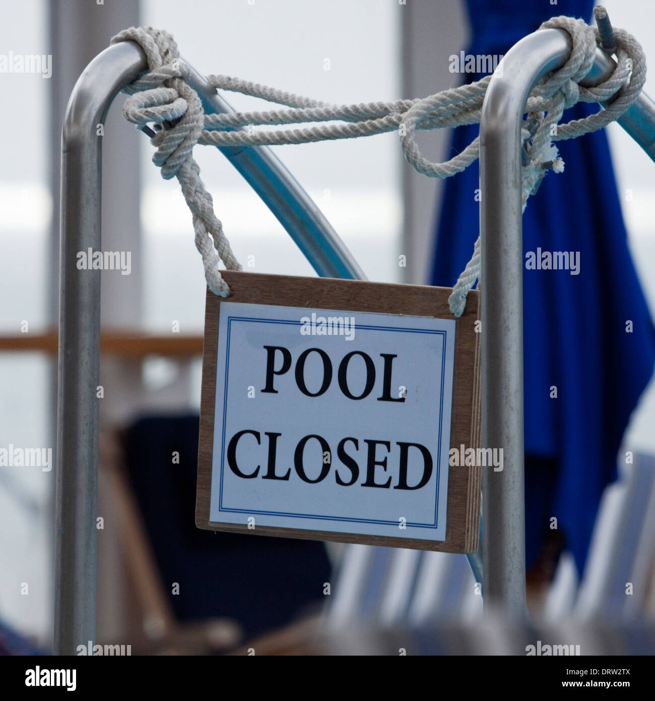 Pool closed sign hi-res stock photography and images - Alamy