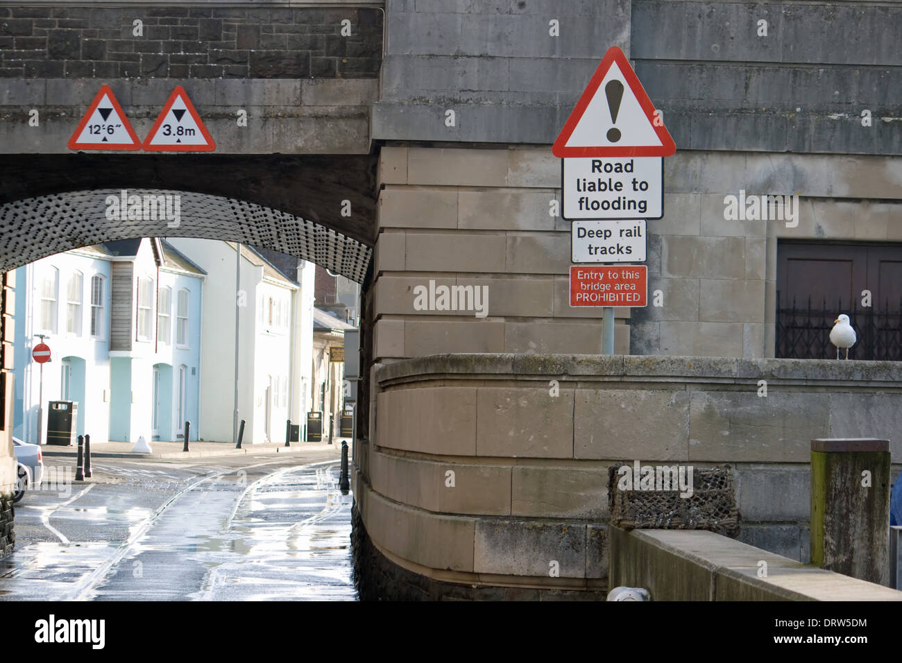 Bridge warning sign dorset hi-res stock photography and images - Alamy