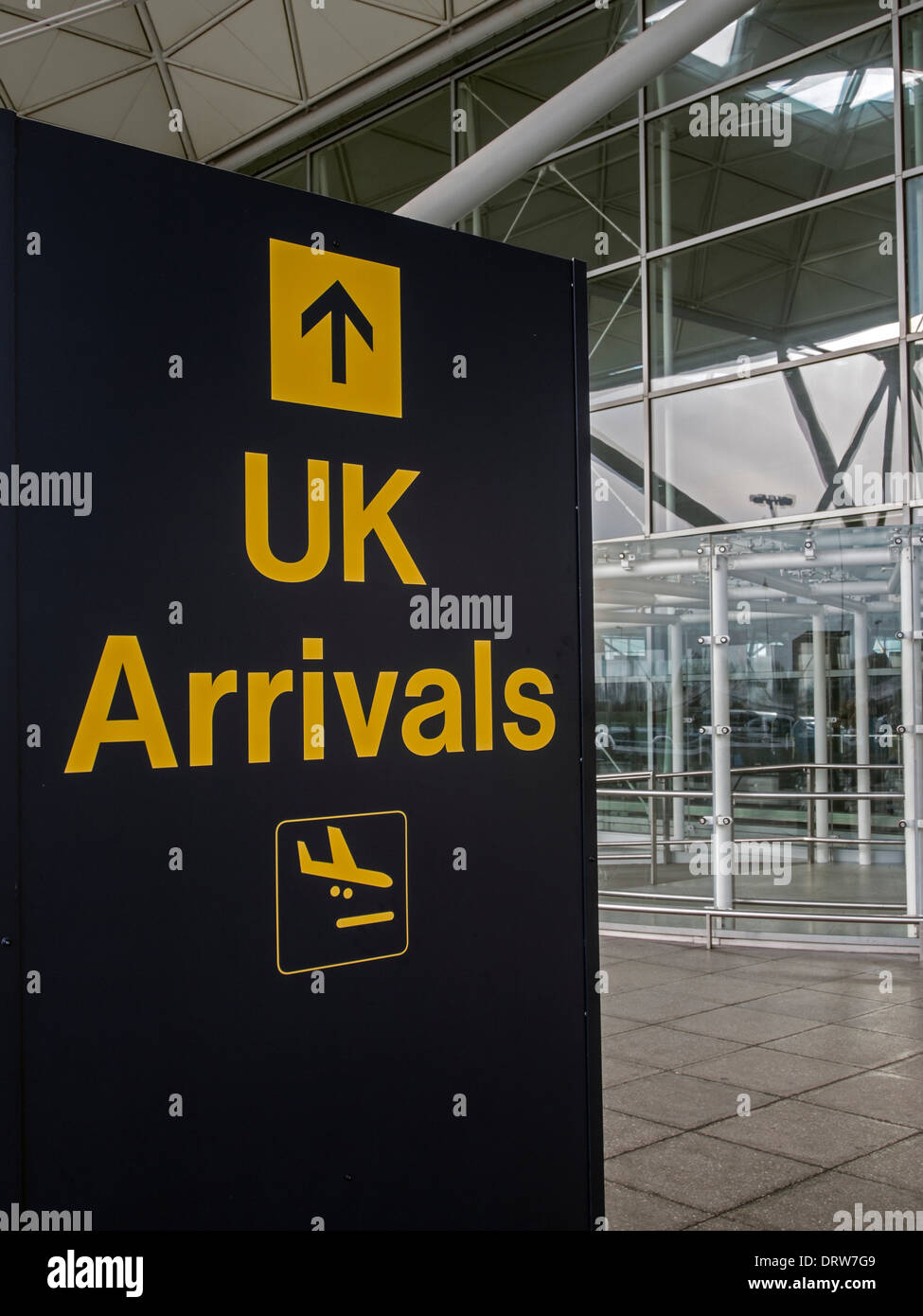 Uk arrivals sign hi-res stock photography and images - Alamy