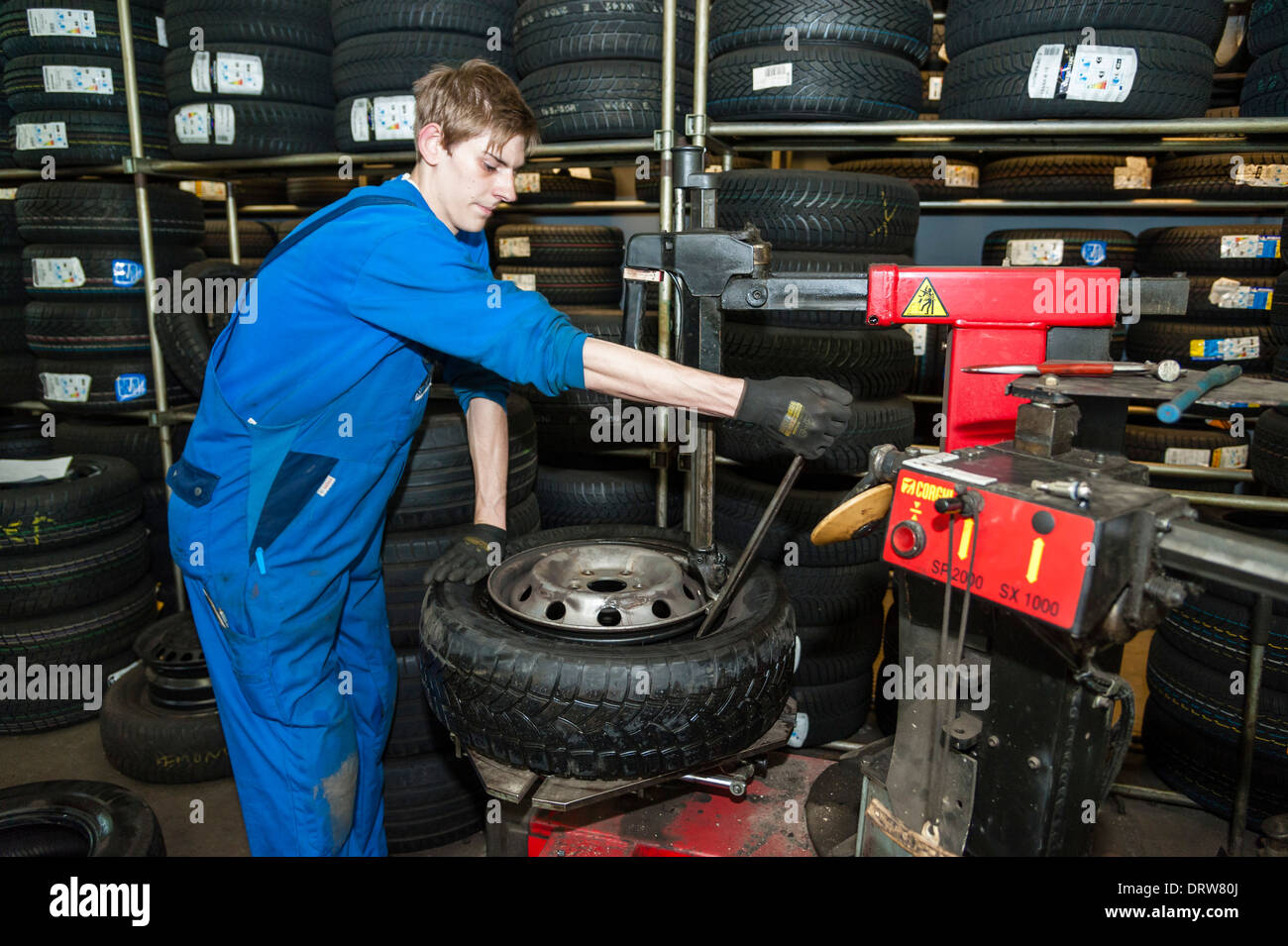 Tyre shop hi-res stock photography and images - Alamy