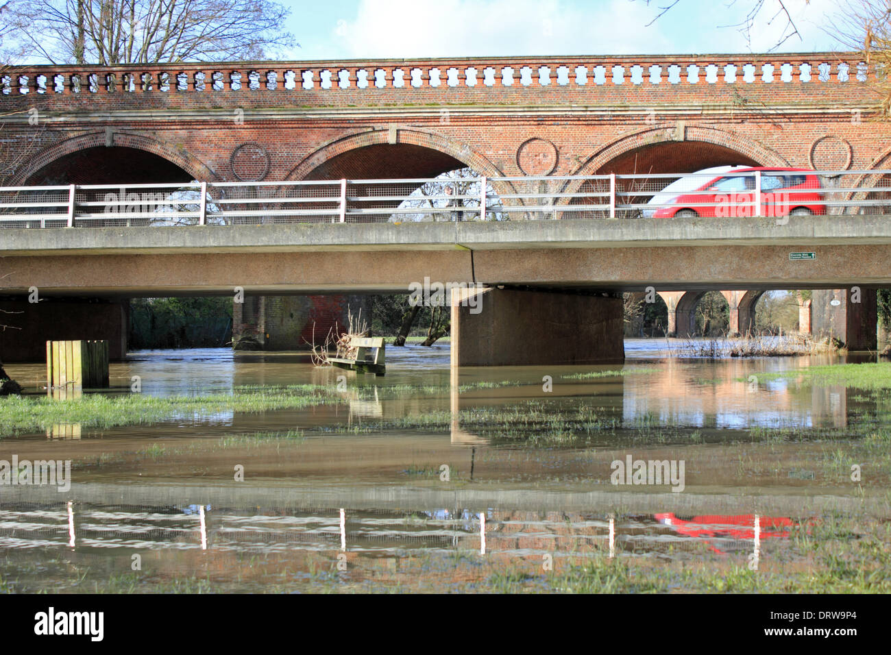 Leatherhead bridge river mole surrey hi-res stock photography and ...