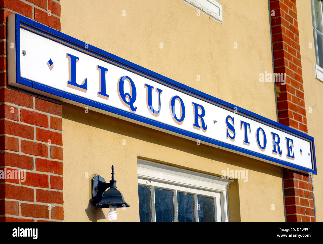 Liquor store sign hi-res stock photography and images - Alamy
