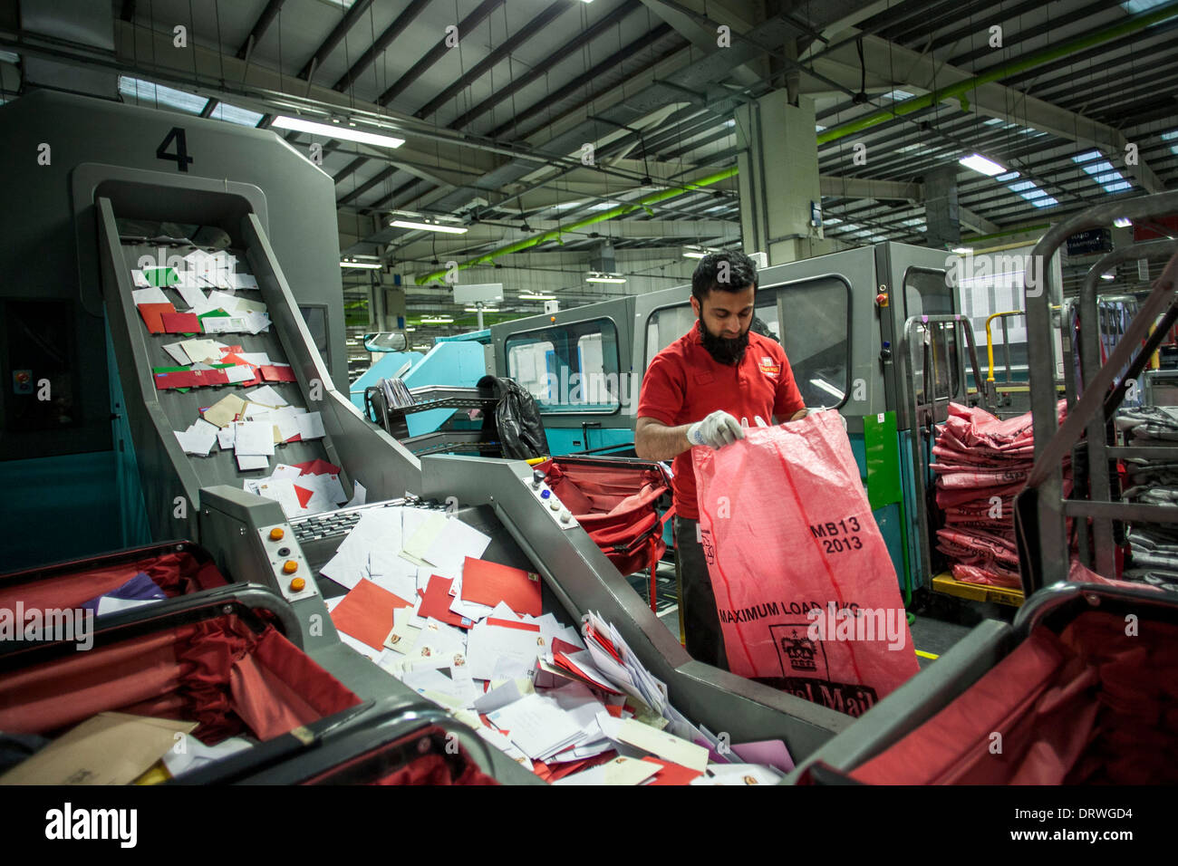 Postal workers sorting mail hi-res stock photography and images - Alamy