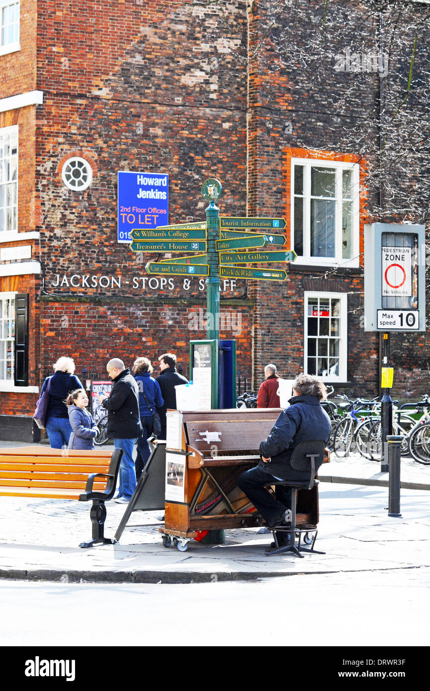 Piano busker hi-res stock photography and images - Alamy