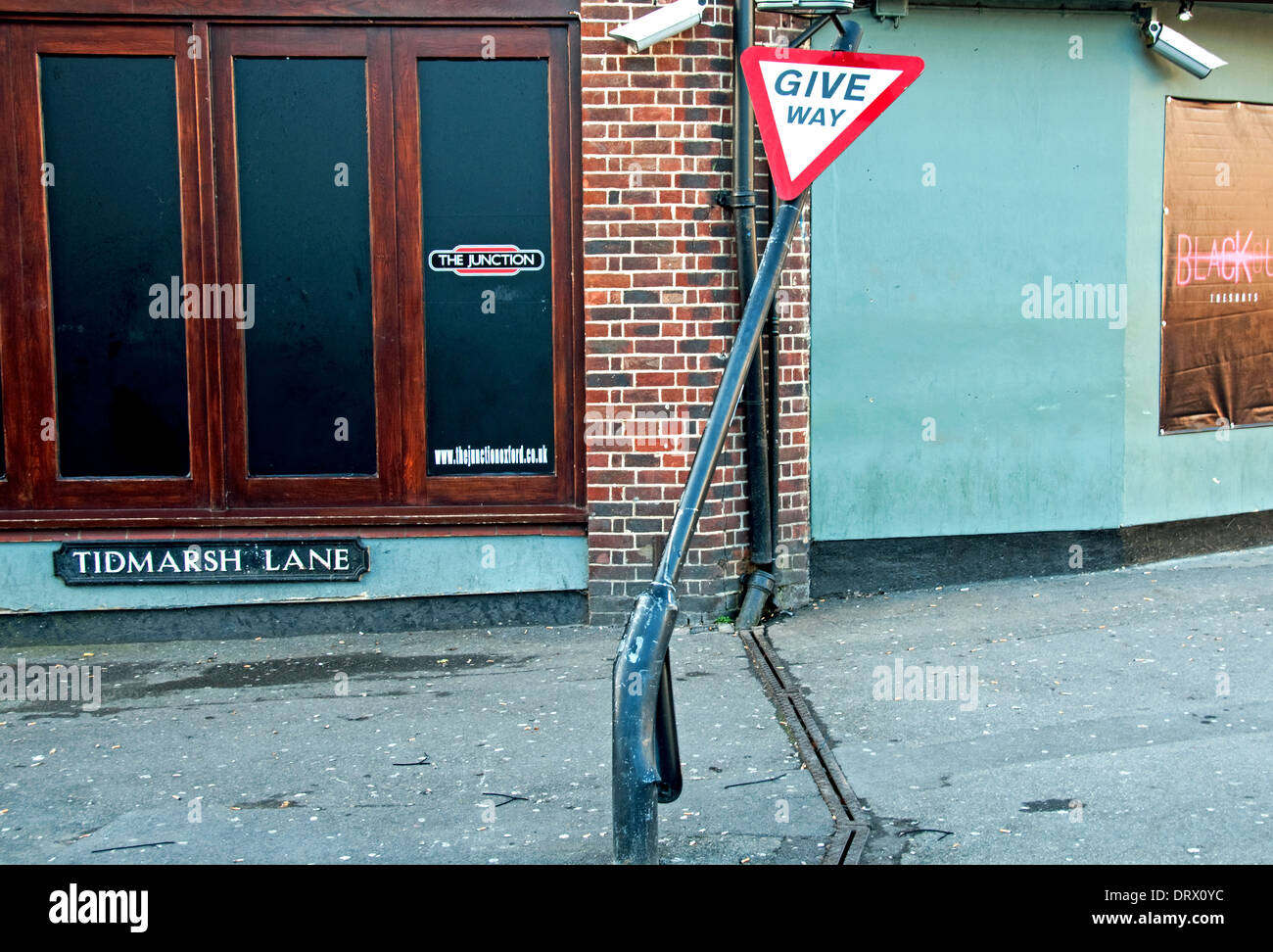 Damaged Give Way Road Sign Stock Photo - Alamy