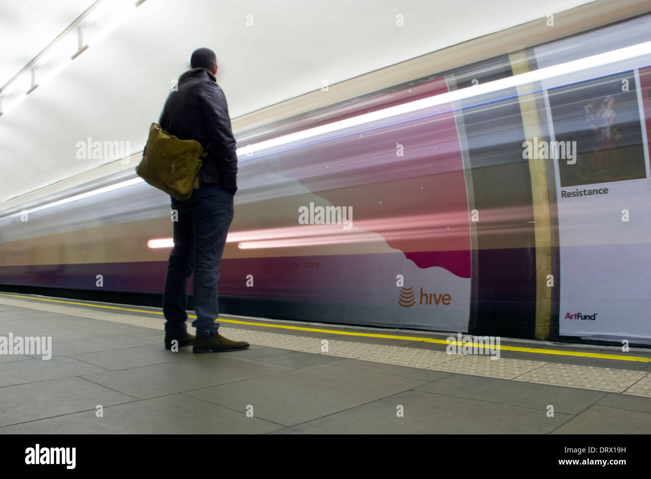 Transport commuter tube platform hi-res stock photography and images ...