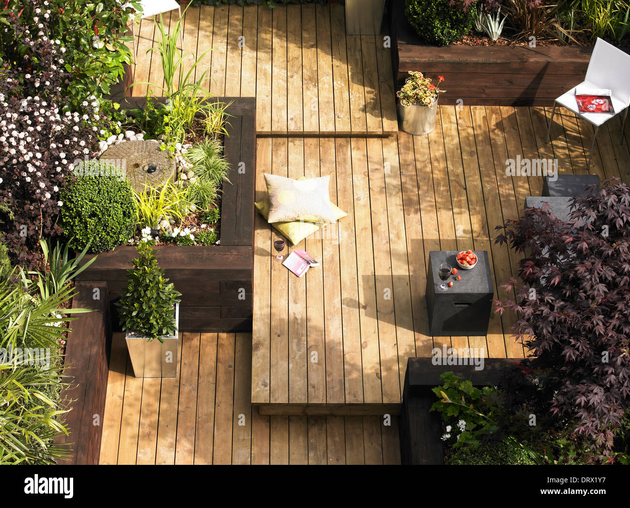 Decking garden hi-res stock photography and images - Alamy