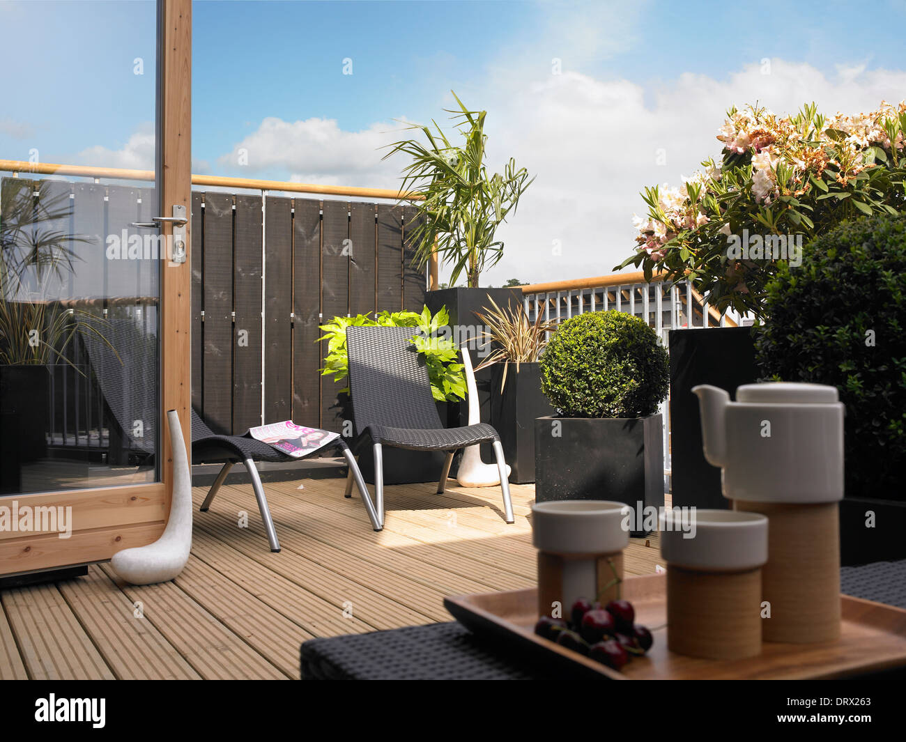 Blue decking garden hi-res stock photography and images - Alamy