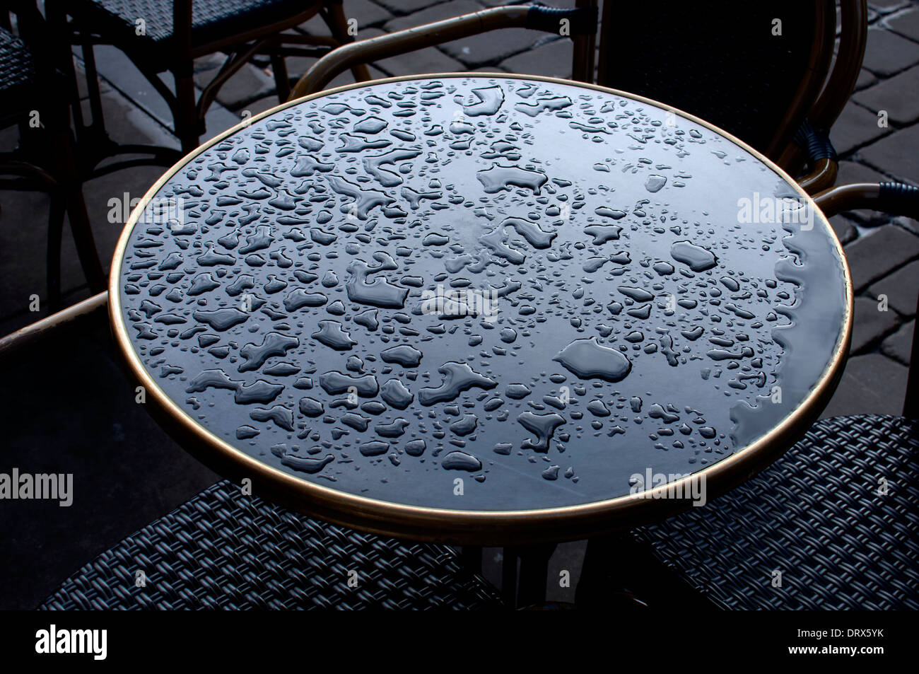 Circular table outside hi-res stock photography and images - Alamy