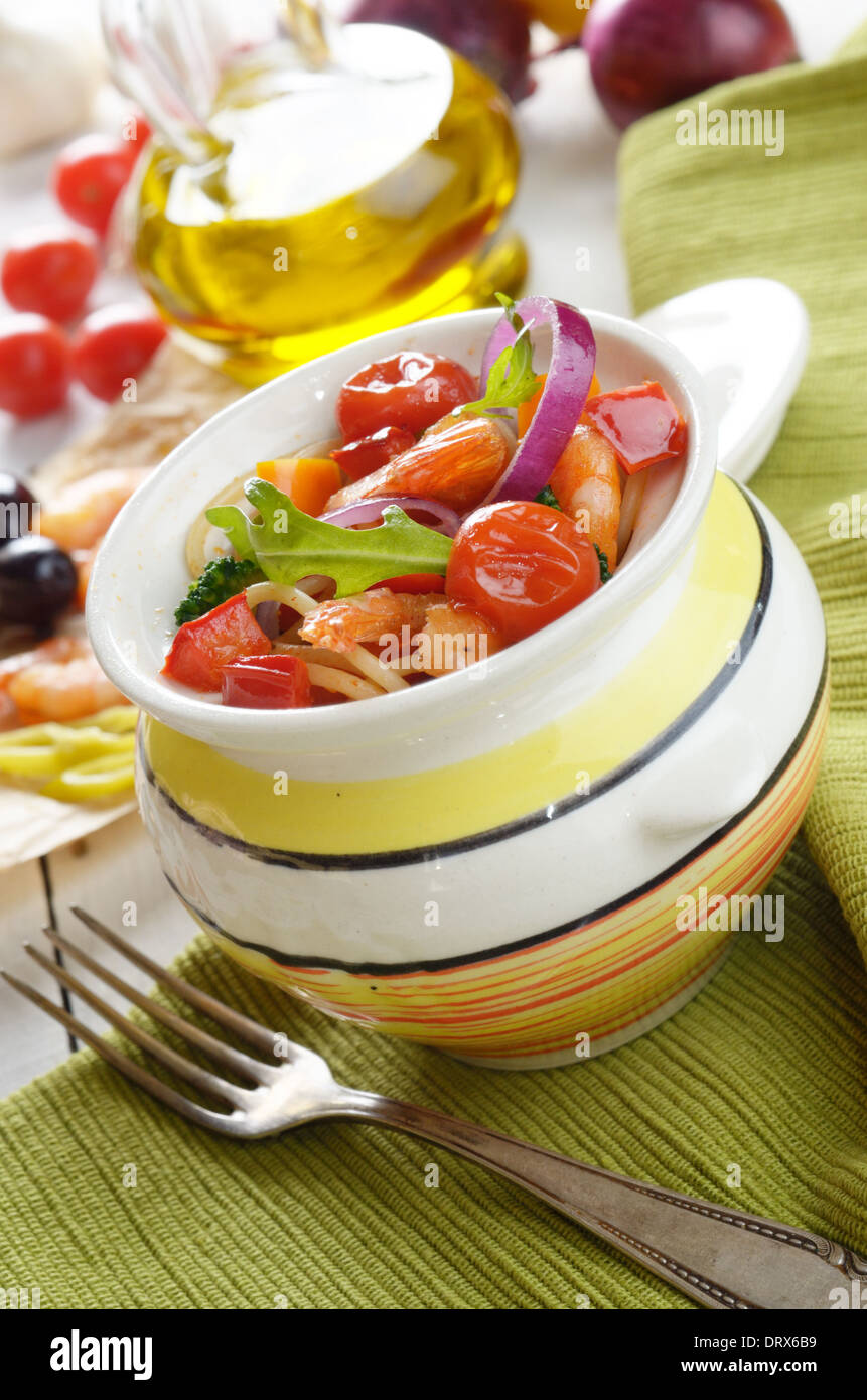 Seafood spaghetti pasta pot with shrimps and cherry tomatoes Stock ...