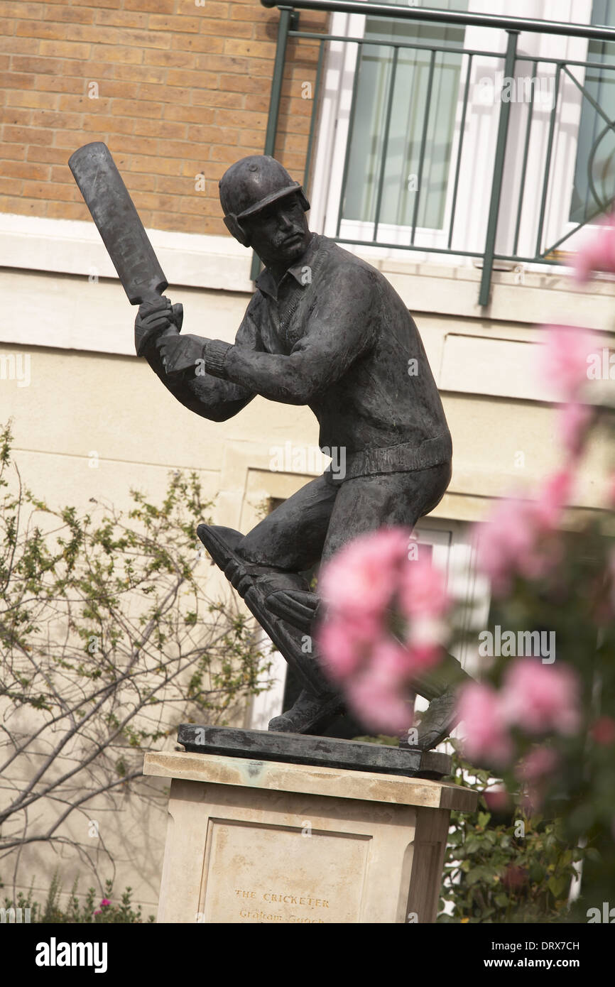 Bronze statue of cricketer Stock Photo - Alamy