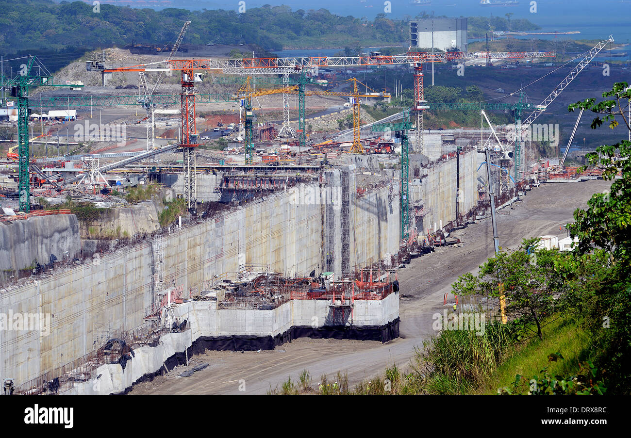Panama canal locks hi-res stock photography and images - Alamy