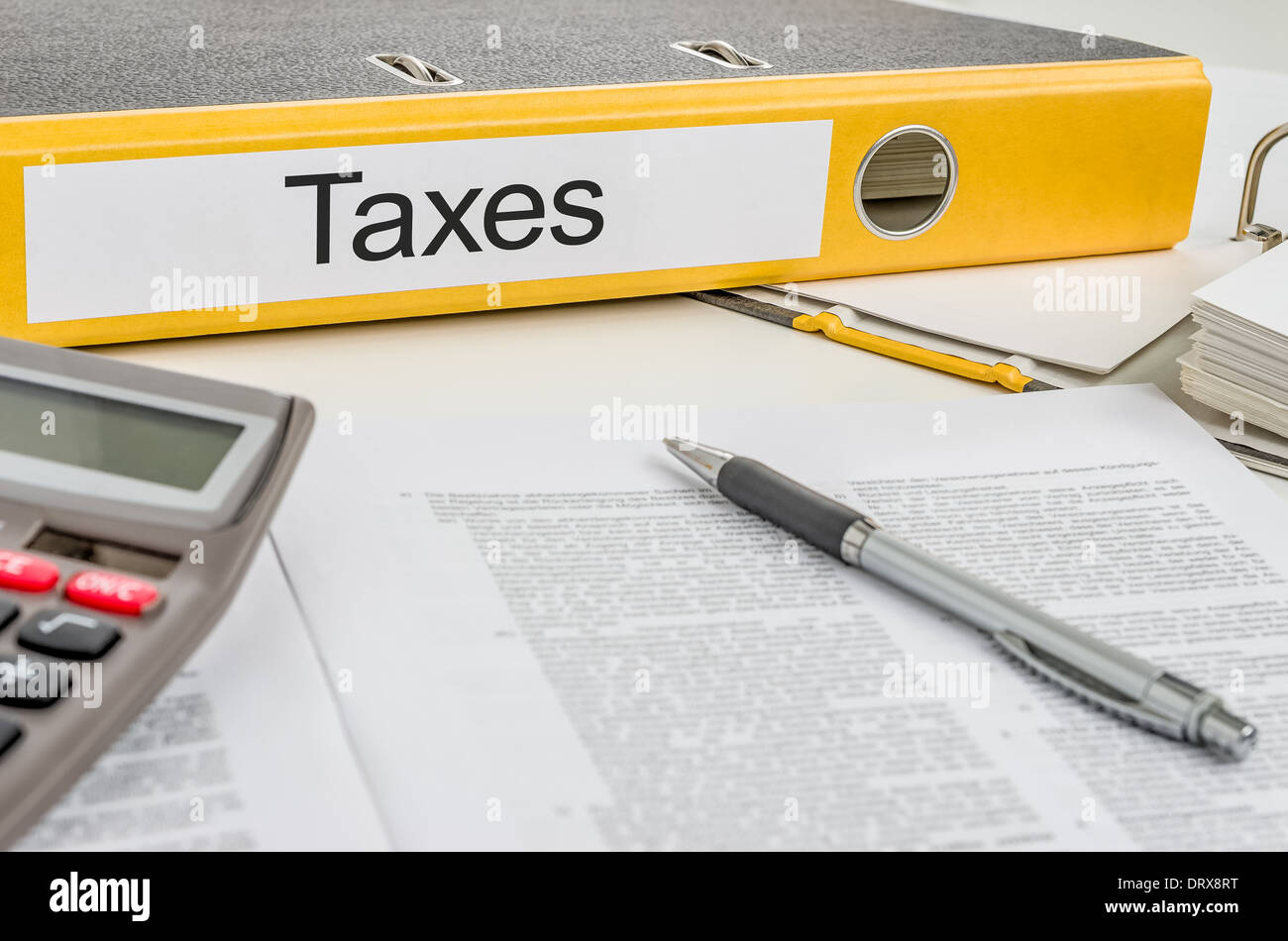 Folder with the label Taxes Stock Photo - Alamy