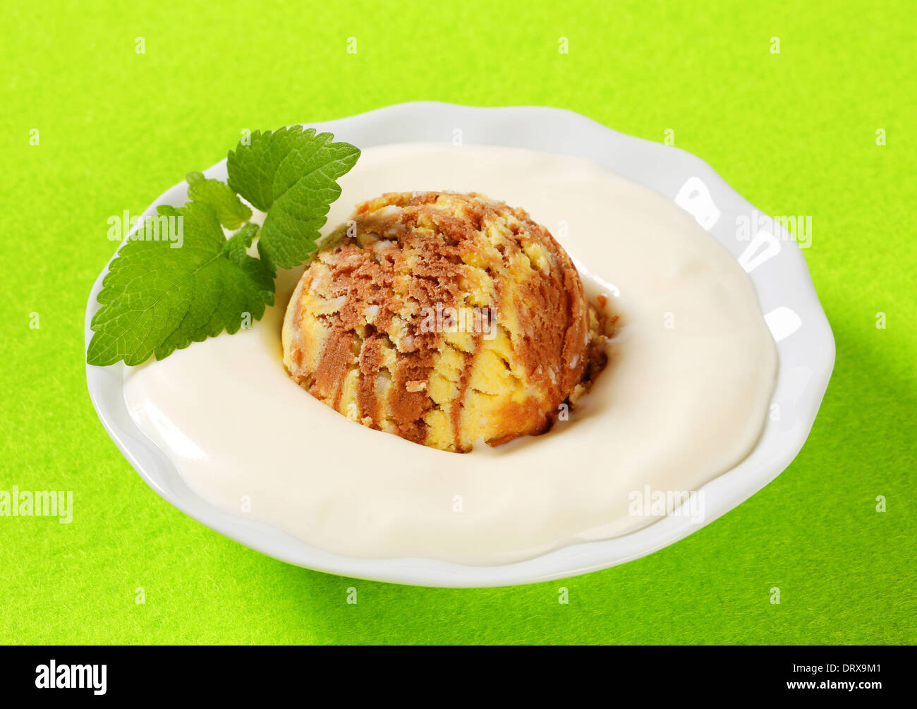 Vanilla white chocolate pudding hi-res stock photography and images - Alamy