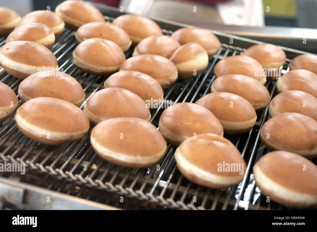 Donuts moving along a conveyor belt hi-res stock photography and images ...