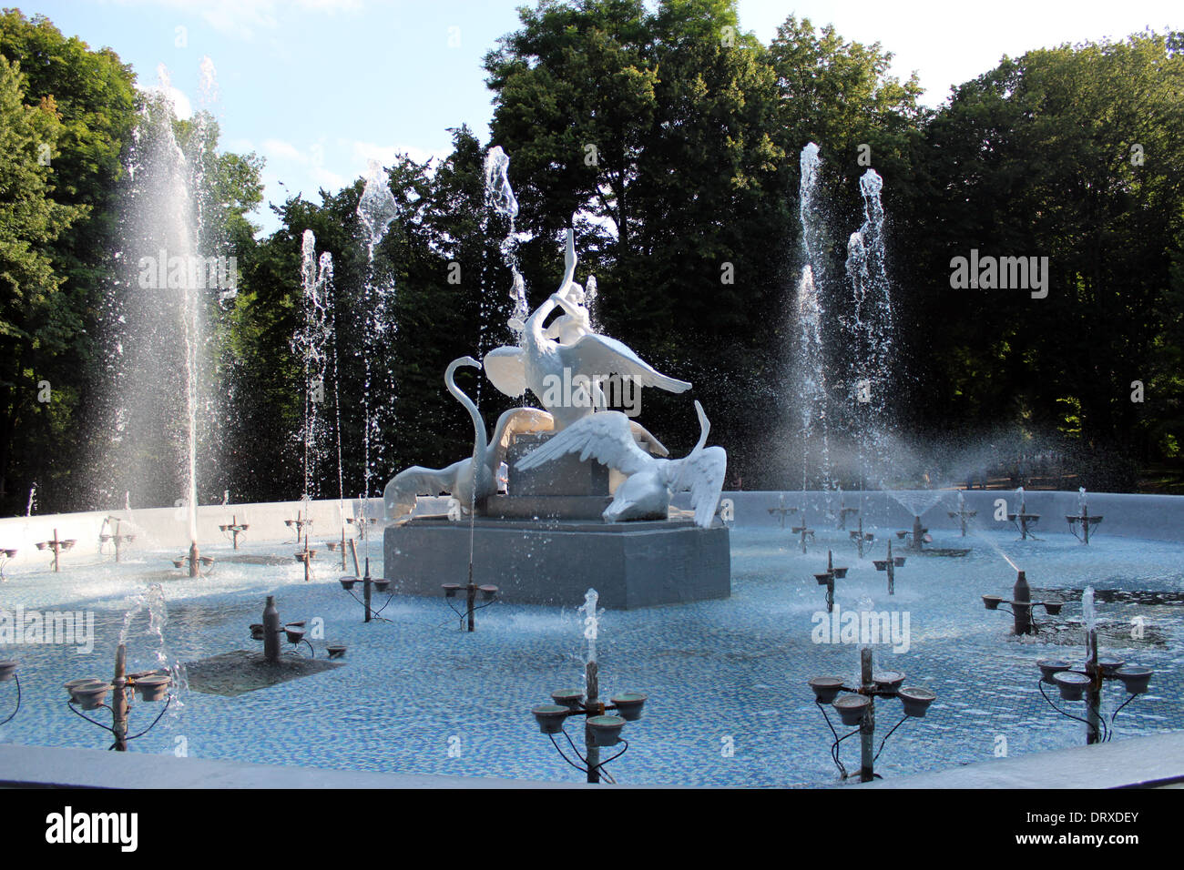 Fountains beautiful swans in park hi-res stock photography and images ...