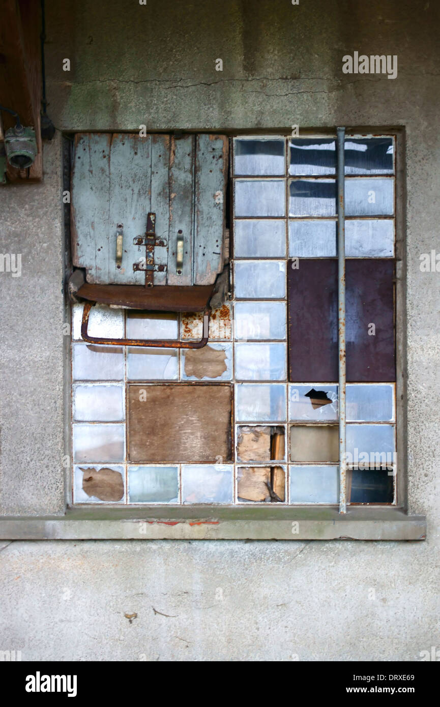 Destroyed ramp hi-res stock photography and images - Alamy