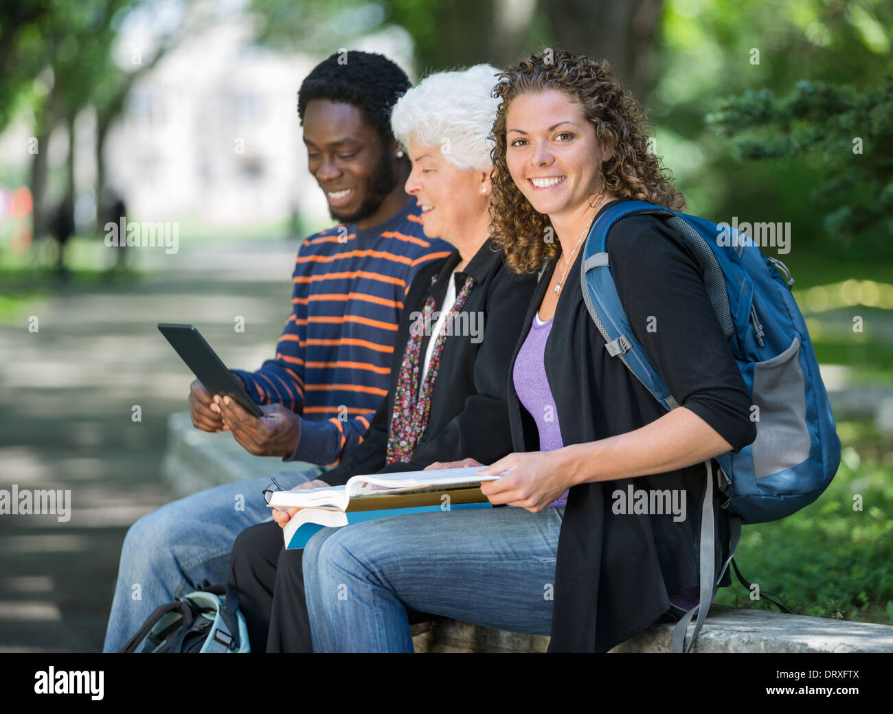 University students sitting on parapet hi-res stock photography and images - Alamy