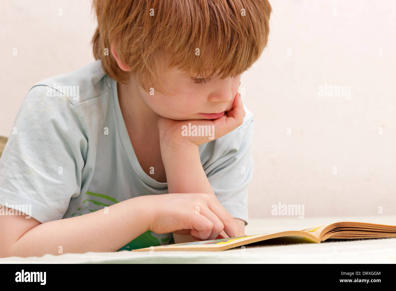 Boy reading book child reading hi-res stock photography and images - Alamy