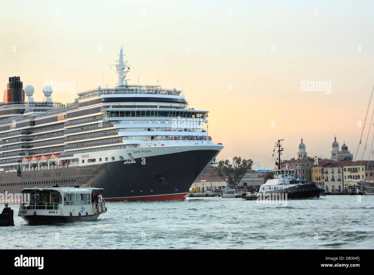 Cruise ship Queen Victoria (Cunard Line) in Venice Stock Photo - Alamy