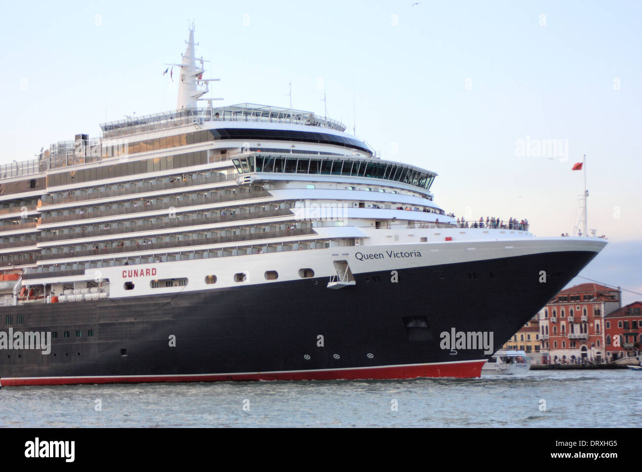 Cruise ship Queen Victoria (Cunard Line) in Venice Stock Photo - Alamy