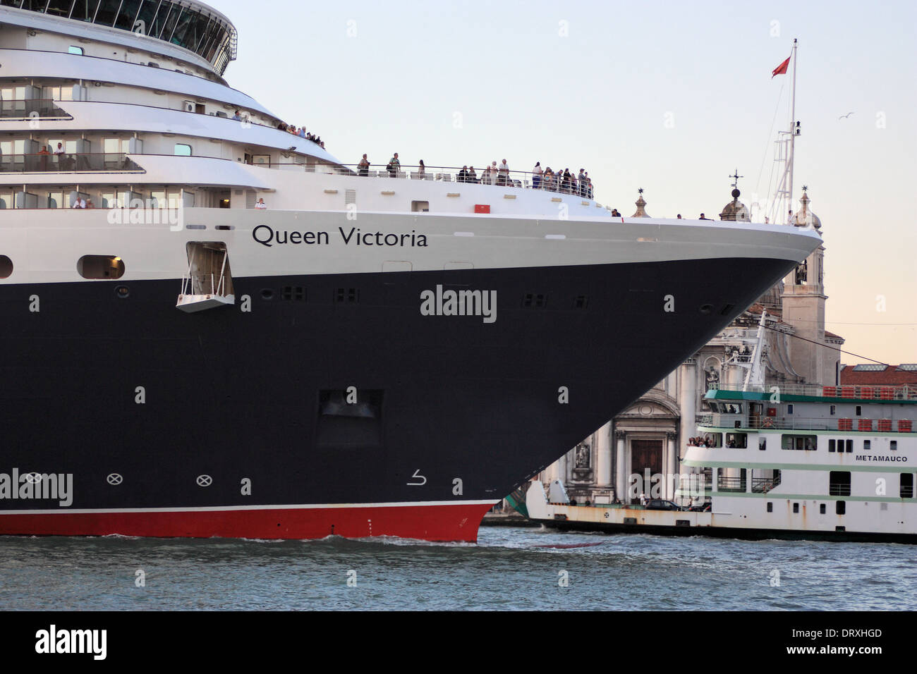 Cruise ship Queen Victoria (Cunard Line) in Venice Stock Photo - Alamy