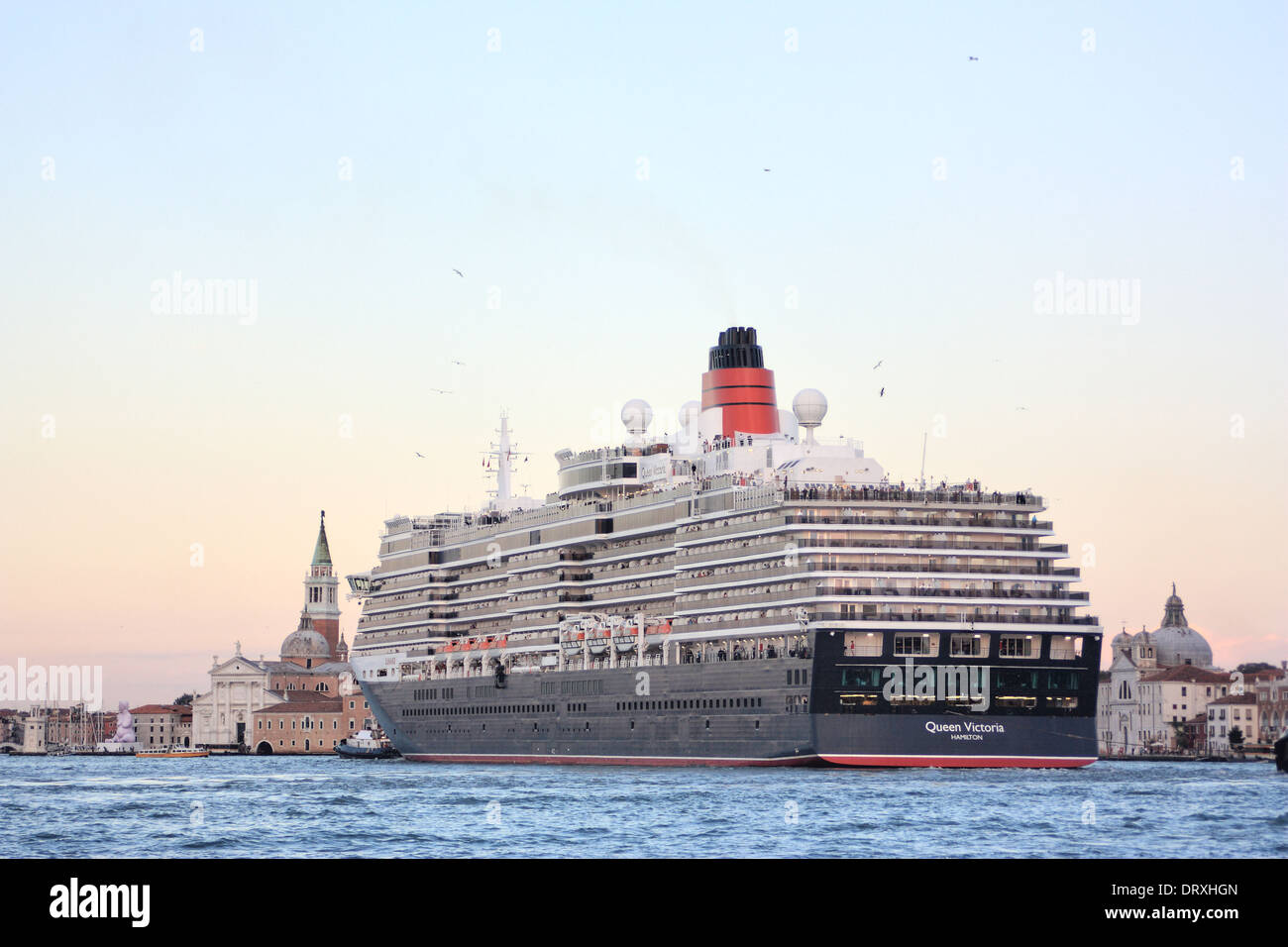 Cruise ship Queen Victoria (Cunard Line) in Venice Stock Photo - Alamy