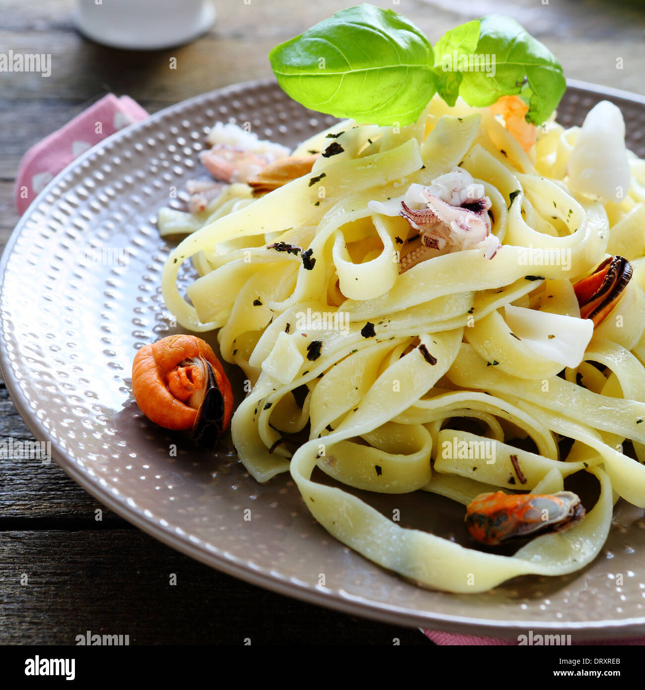 Pasta seafood tagliatelle mussels hi-res stock photography and images ...