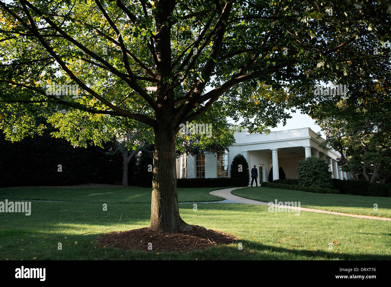 President obama alone walks hi-res stock photography and images - Alamy