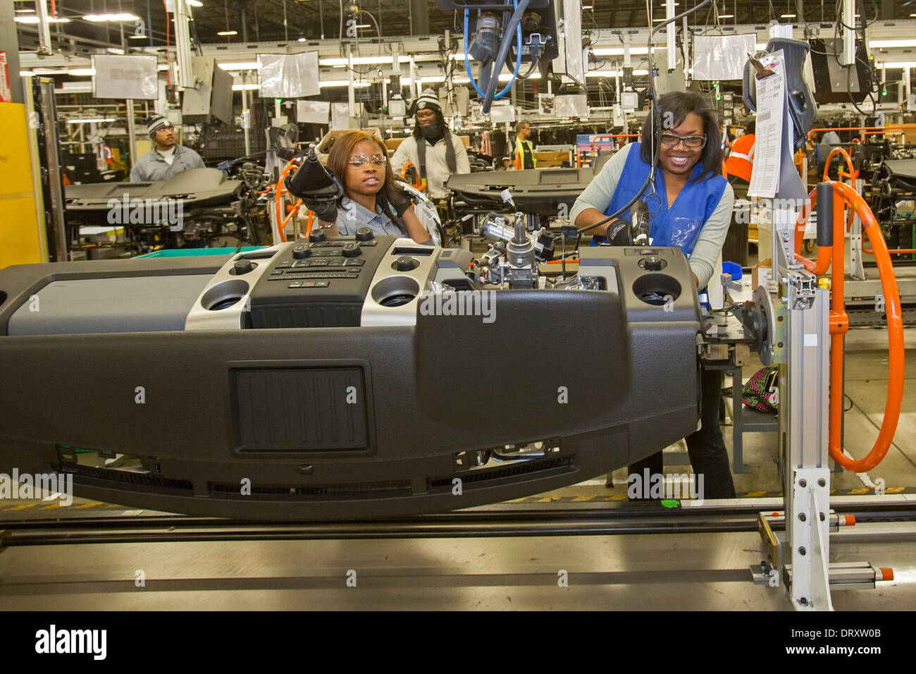 Workers dashboards ford detroit manufacturing hi-res stock photography ...