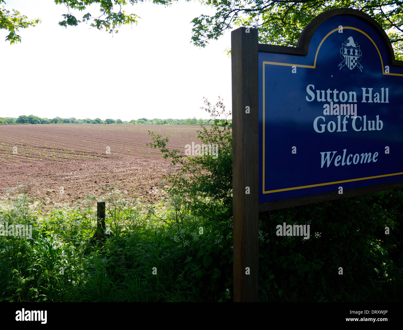 Welcome to golf club sign with a ploughed field in the background Stock ...