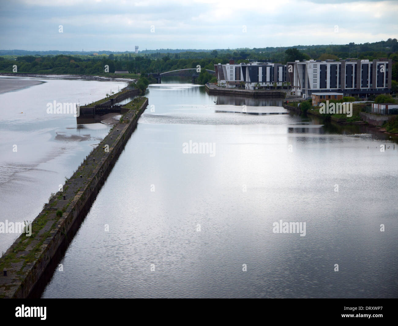 Running side building hi-res stock photography and images - Alamy