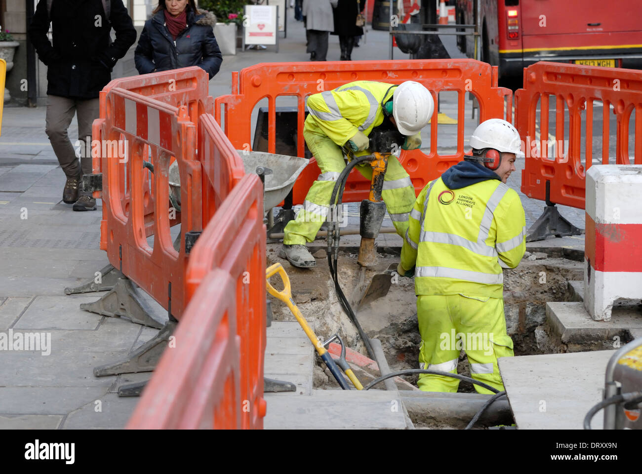 Men digging hi-res stock photography and images - Alamy