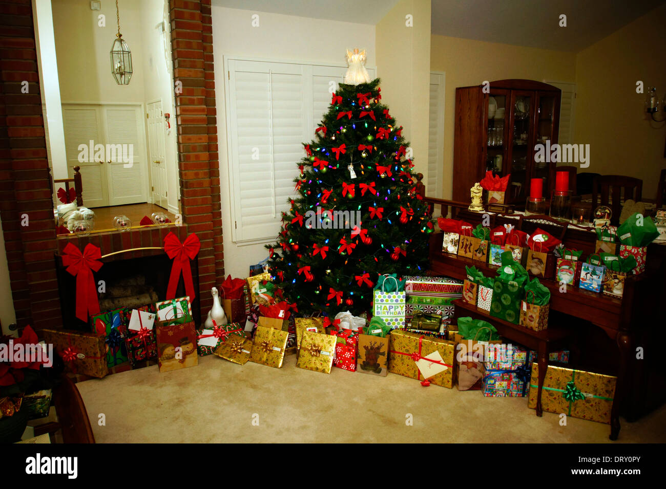 Christmas tree presents hi-res stock photography and images - Alamy