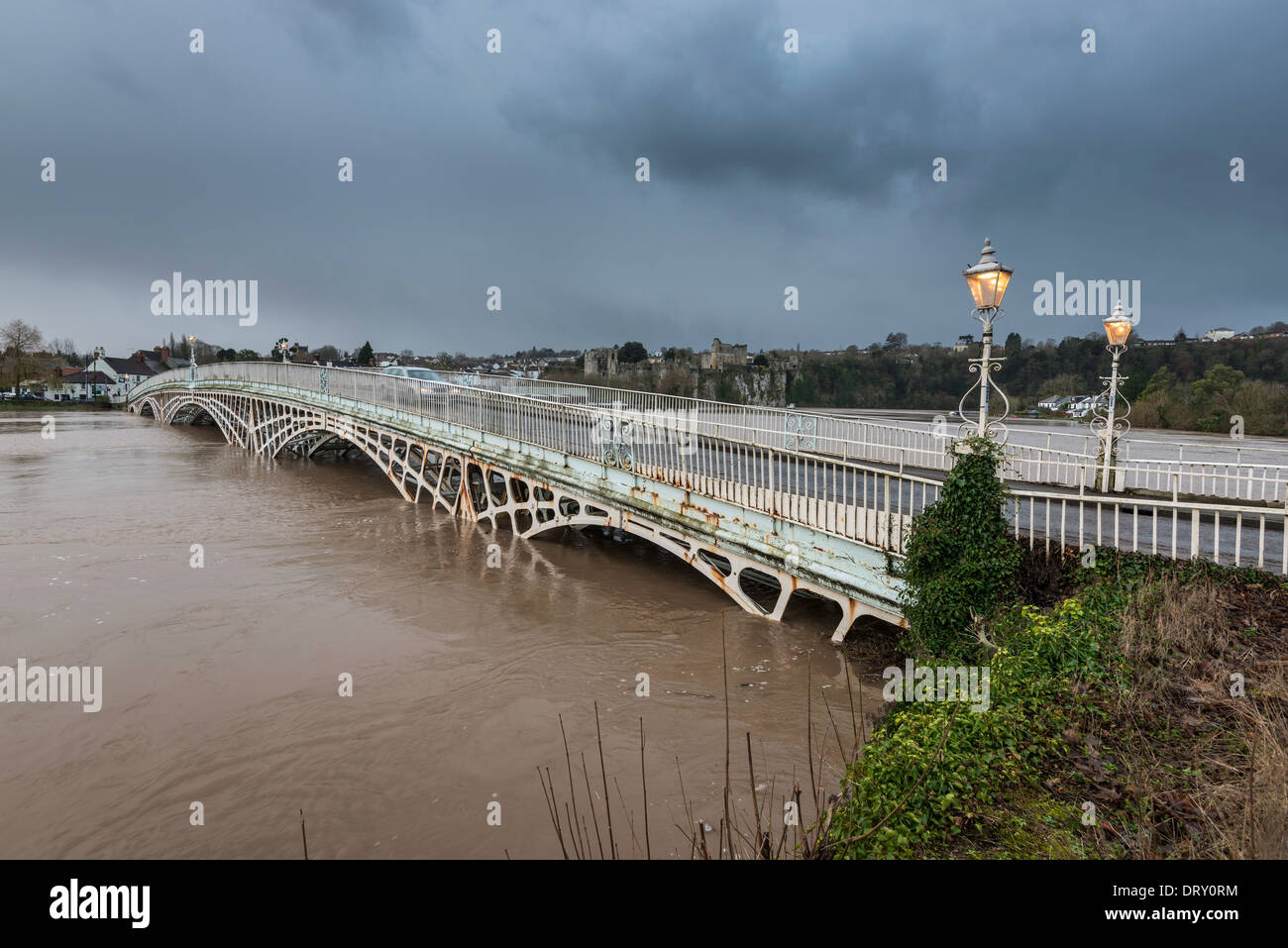 RIVER WYE IN FLOOD UNDER IRON BRIDGE JOINING ENGLAND AND WALES AT ...