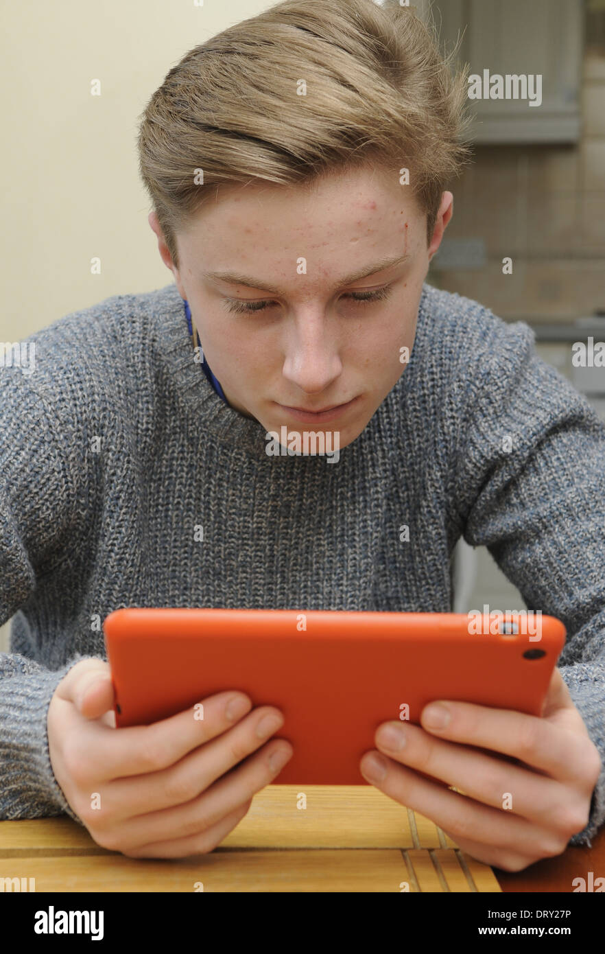 Using apple ipad hi-res stock photography and images - Alamy