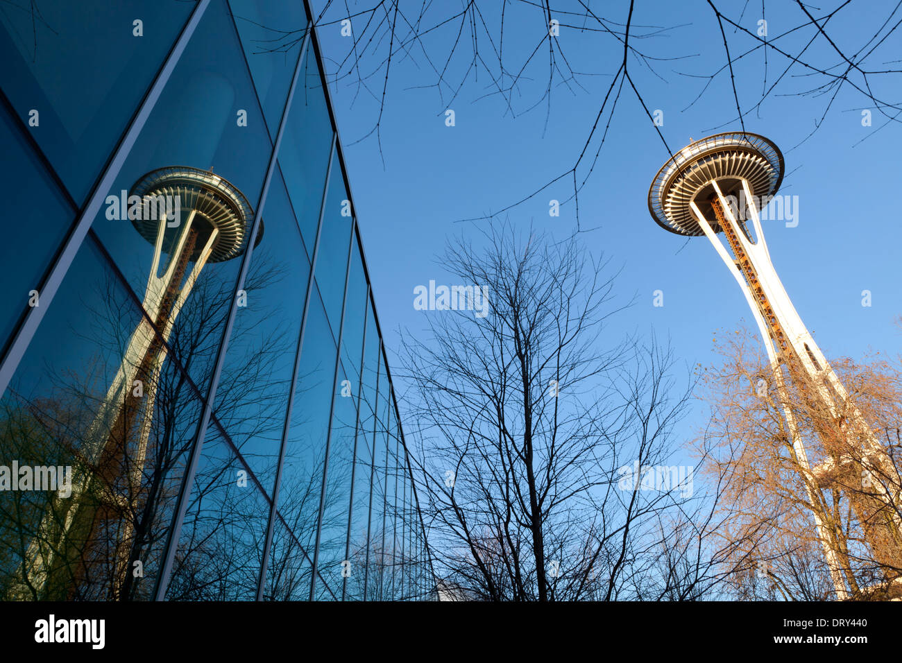 Building of the space needle hi-res stock photography and images - Alamy