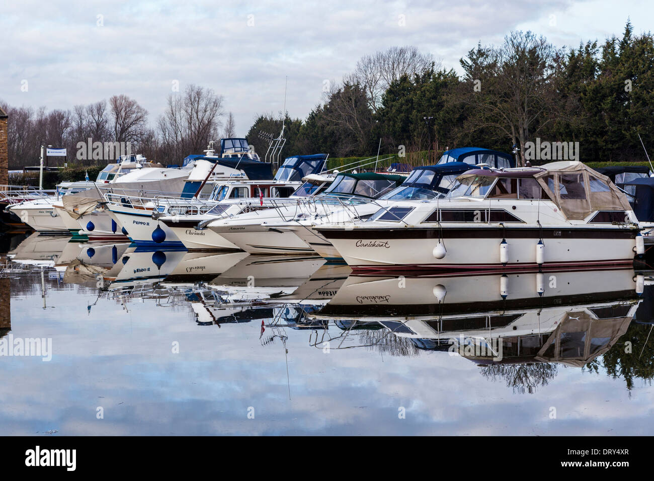 Shepperton marina hi-res stock photography and images - Alamy