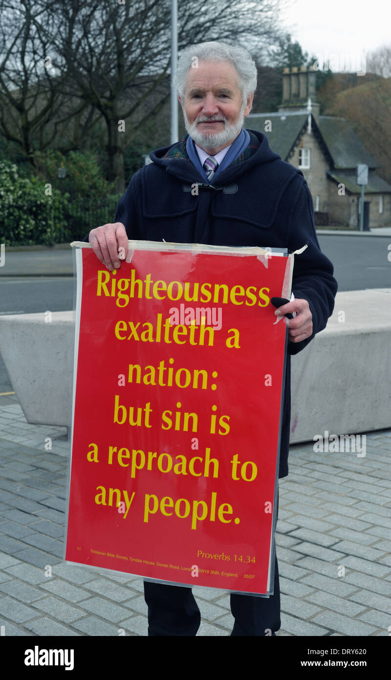 protest crowd protester placard placards Stock Photo - Alamy
