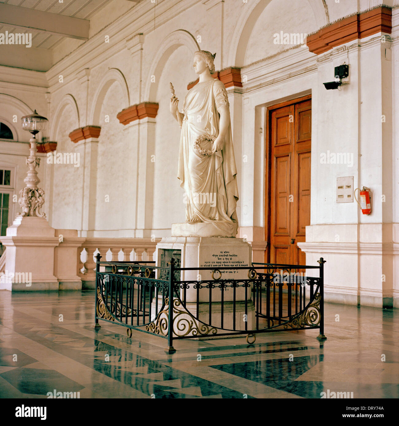 Victoria memorial calcutta statue hi-res stock photography and images ...