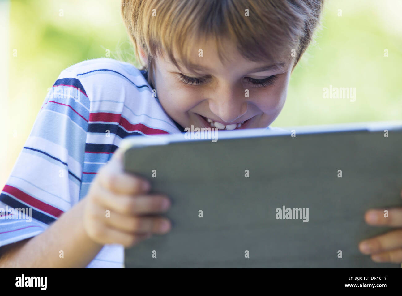 Kids chatting and tablet hi-res stock photography and images - Alamy