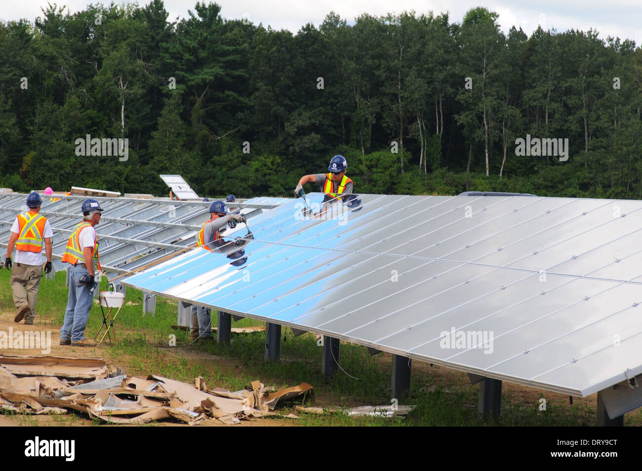 Installing solar farm hi-res stock photography and images - Alamy
