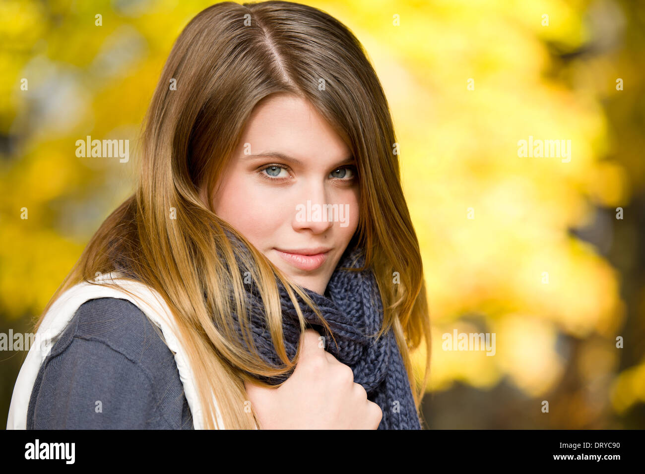 Autumn park - fashion model woman Stock Photo - Alamy