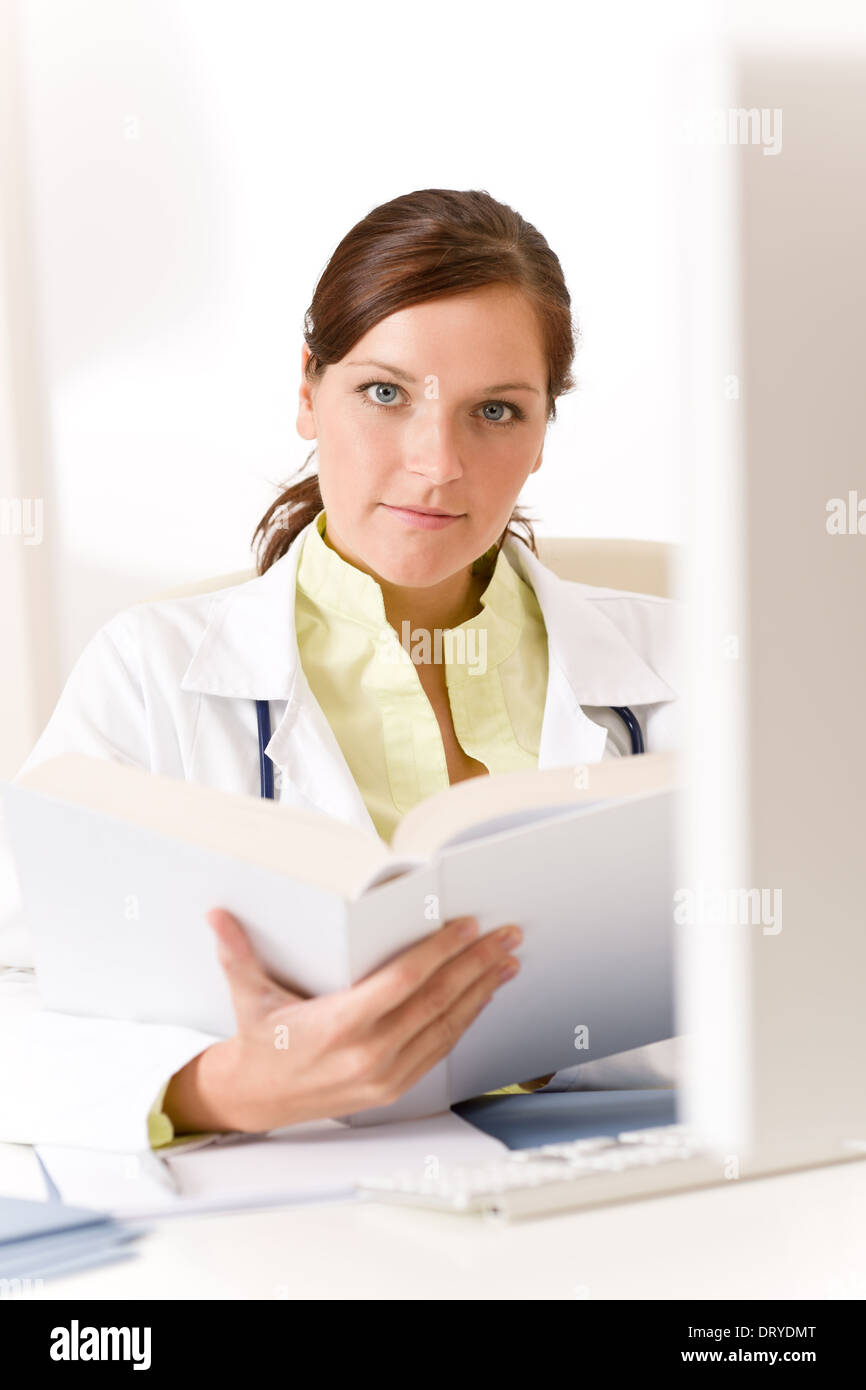 Kinderaerztin hi-res stock photography and images - Alamy