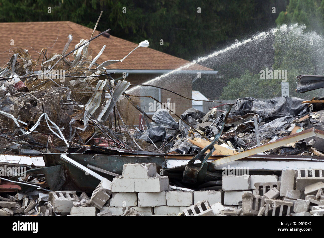 Wreckage houses hi-res stock photography and images - Alamy