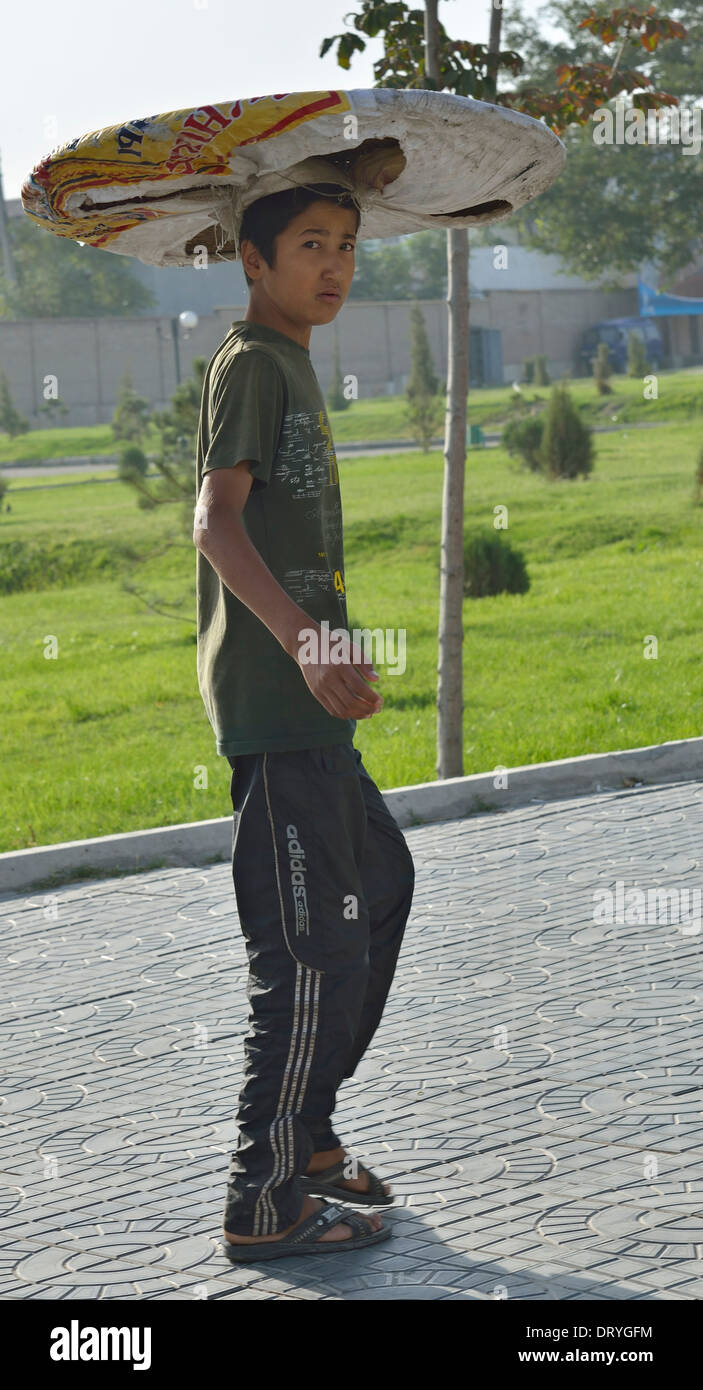 Boy carrying load on head hi-res stock photography and images - Alamy