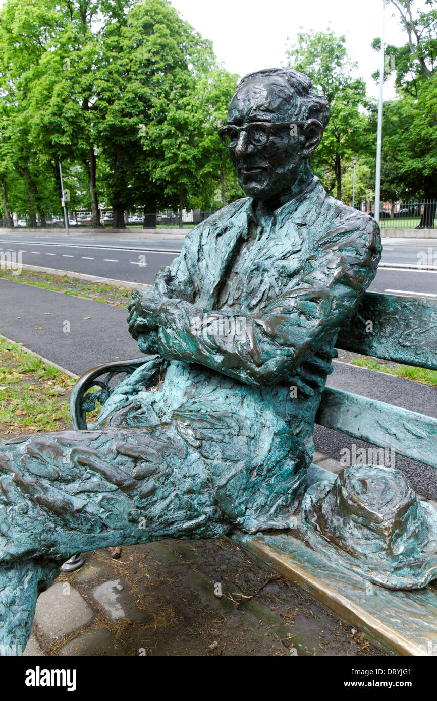 Patrick kavanagh sculpture hi-res stock photography and images - Alamy