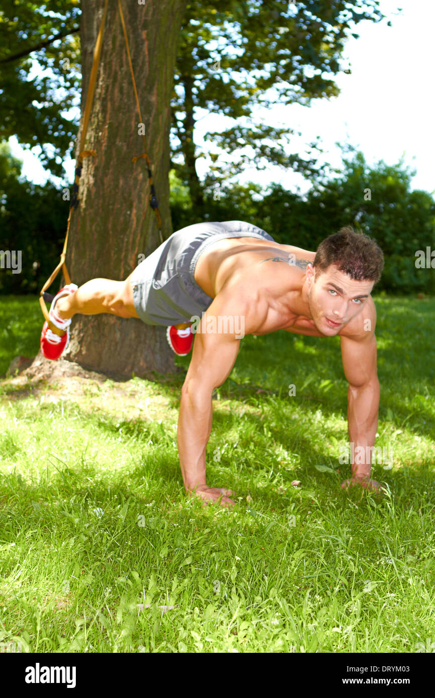 Well build man making push ups Stock Photo - Alamy