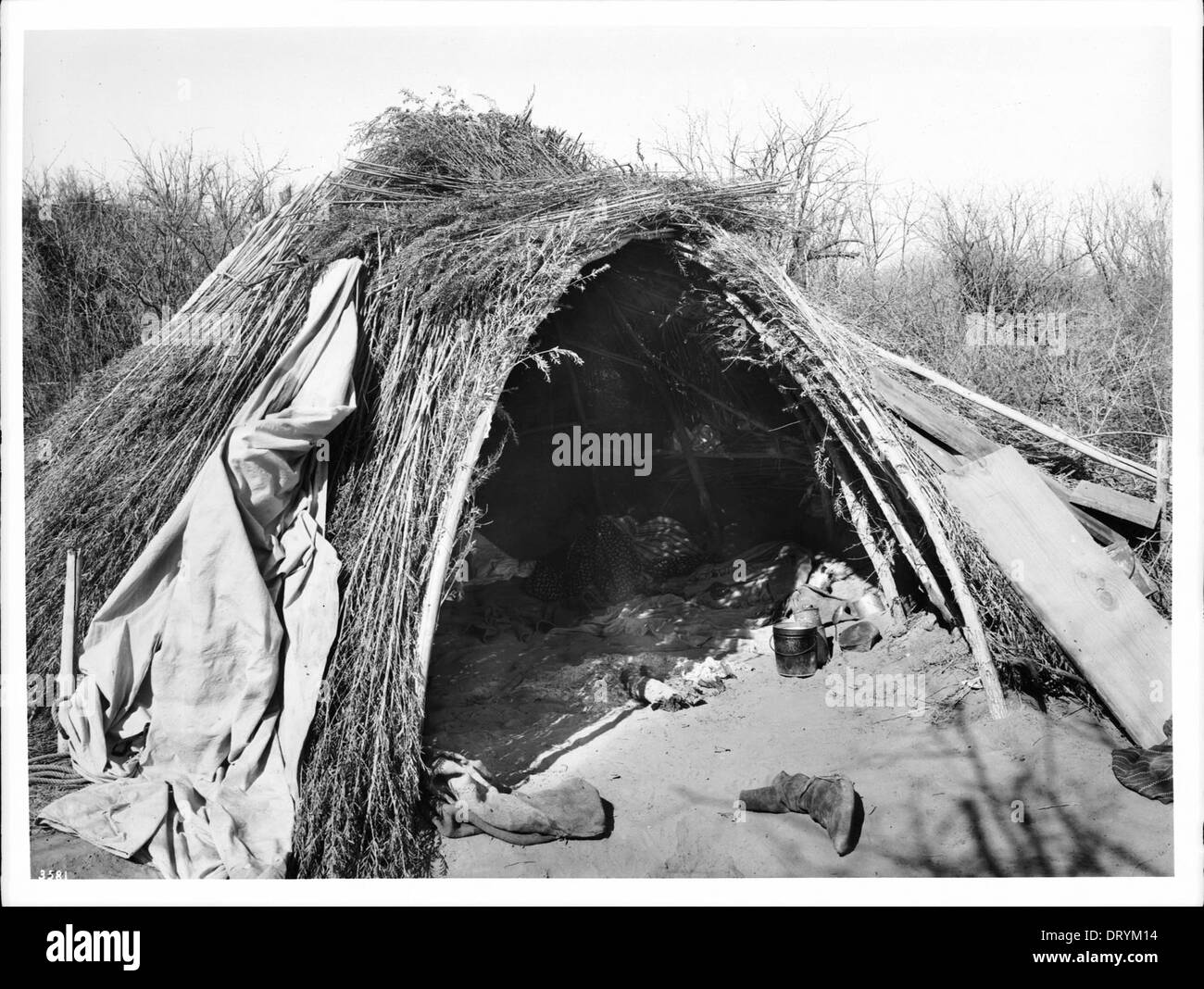 Apache Indian 'Kan' or brush house, ca.1900 Stock Photo - Alamy