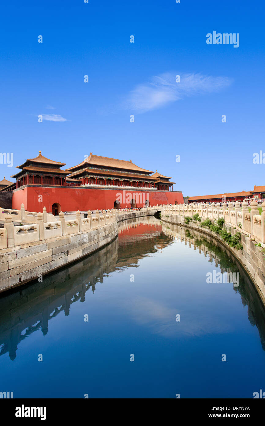 Red door into forbidden city hi-res stock photography and images - Alamy